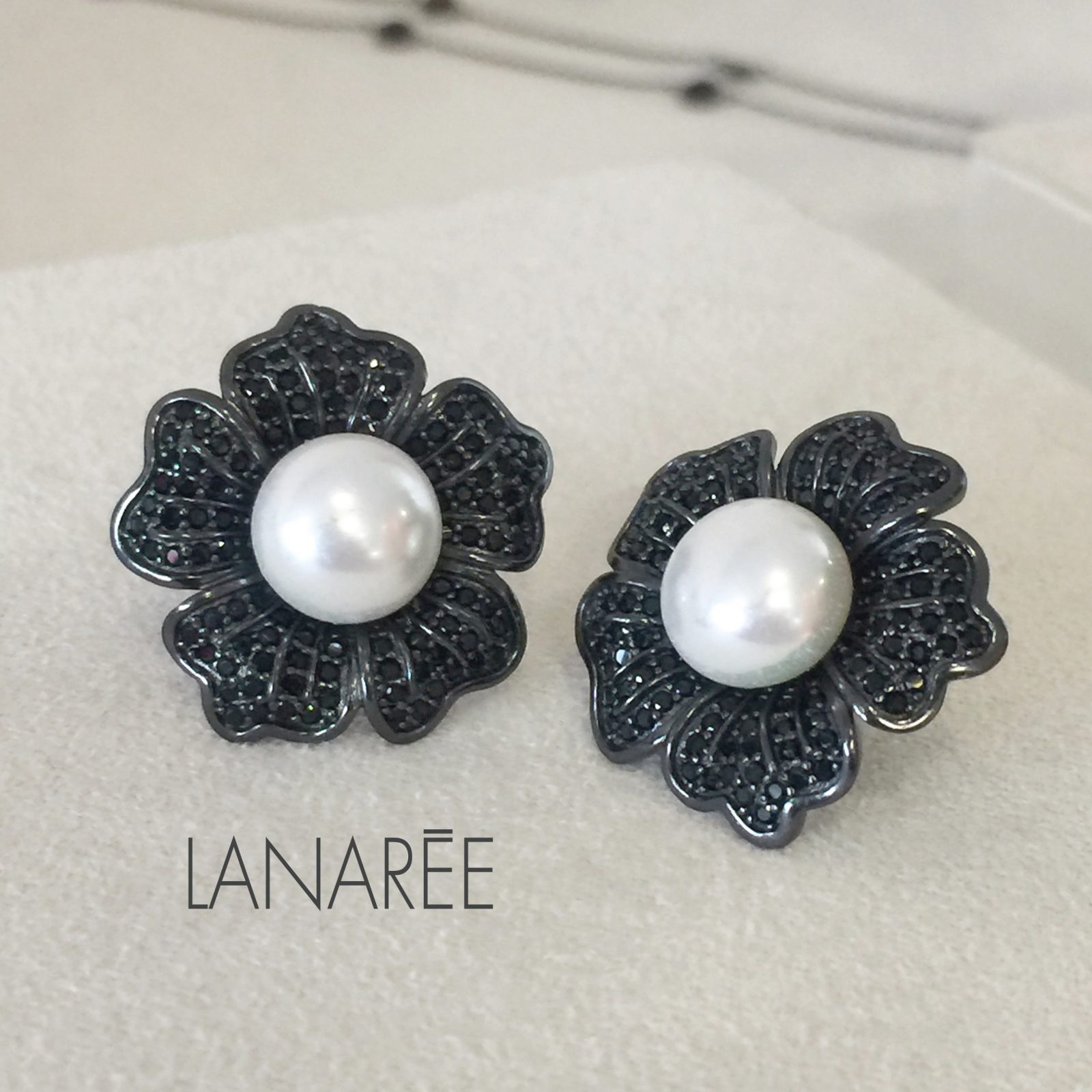 Brinco Ônix Base Cravejada – Lanarée Semijoias