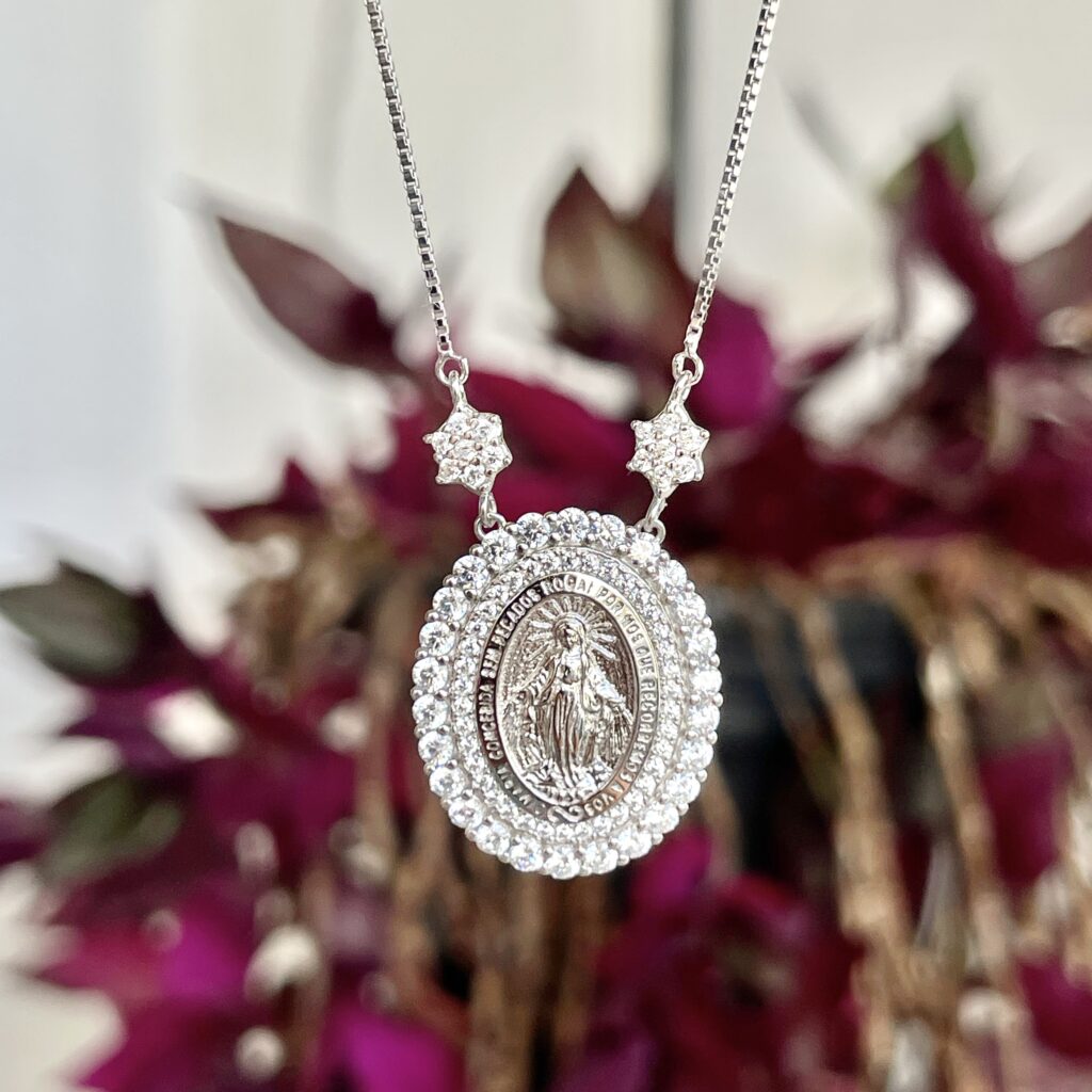 Colar Nossa Senhora das Graças Safira – Lanarée Semijoias